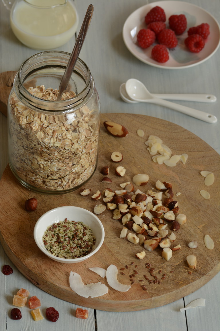 Homemade muesli met zaden, noten en vruchten - Berries & Lime