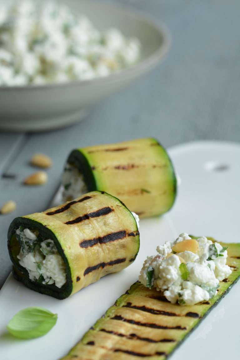 Festive bites 1/2: cottage cheese filled courgette rolls - Berries & Lime