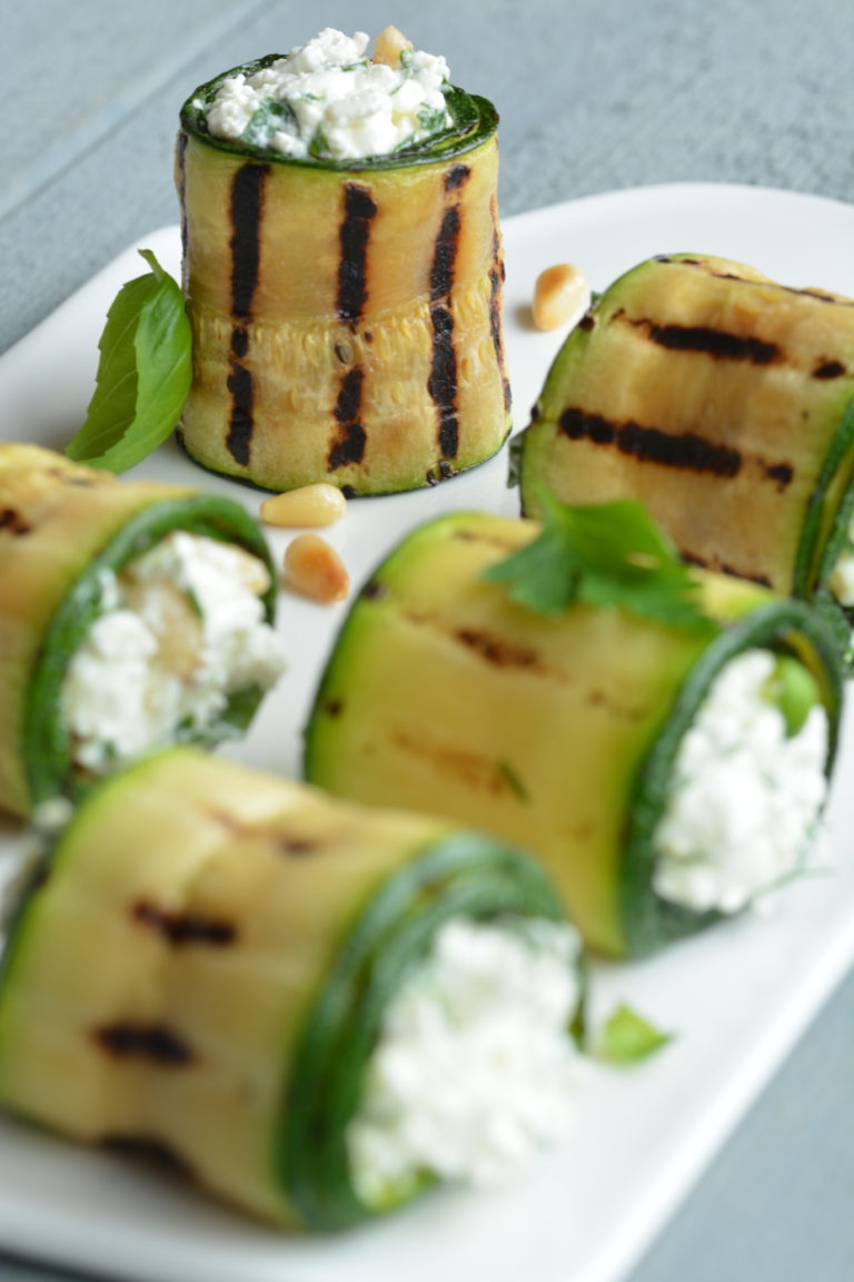 Festive bites 1/2: cottage cheese filled courgette rolls - Berries & Lime